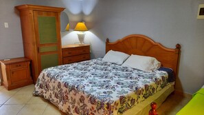 Apartamento, 1 quarto, vista para a piscina | 1 quarto, cofres nos quartos, individualmente decorados