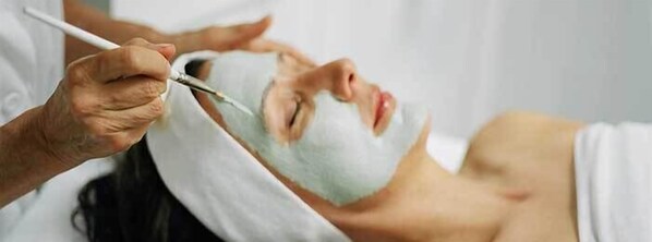 Uma pessoa recebendo um tratamento facial.