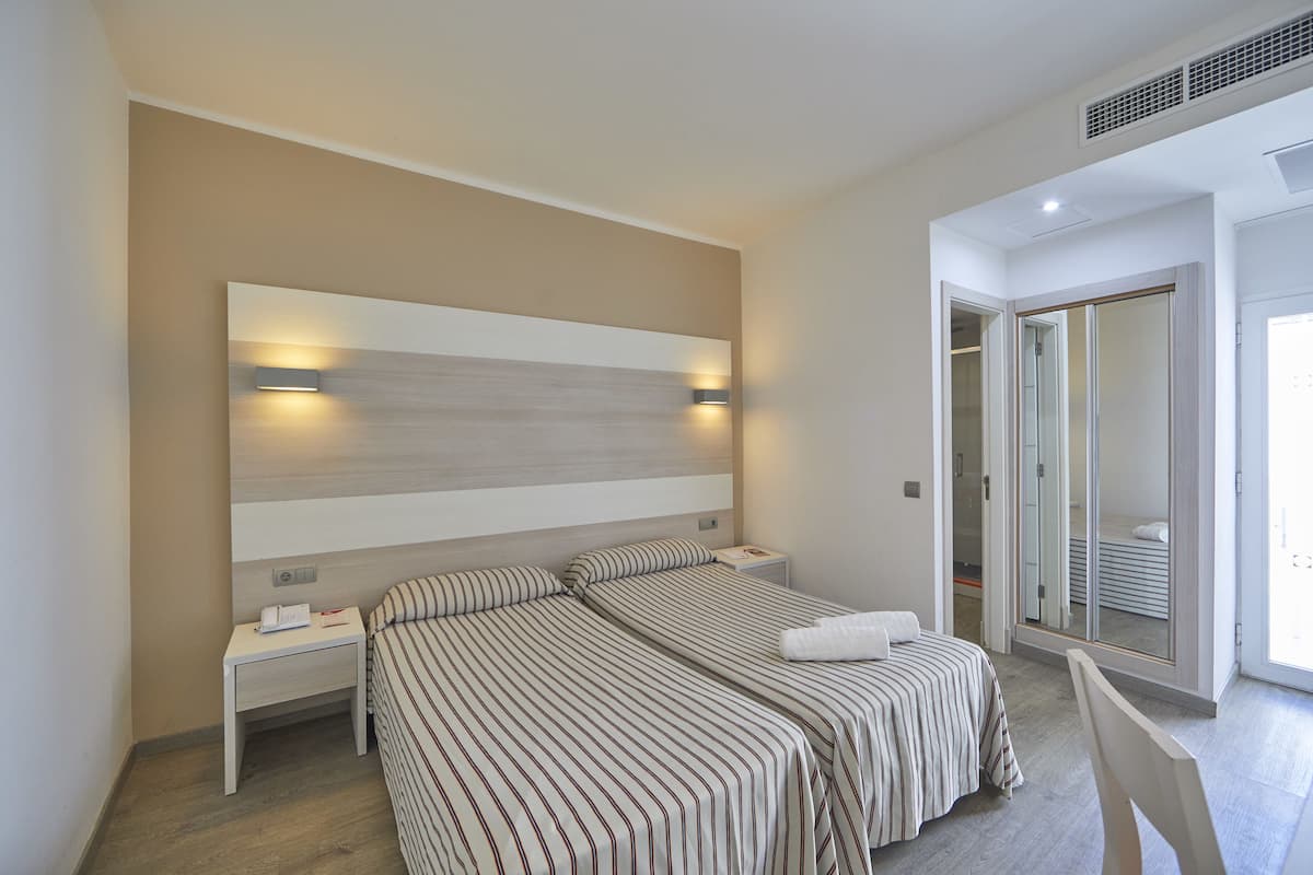 Cofre no quarto, secretária, Wi-fi, roupa de cama fornecida