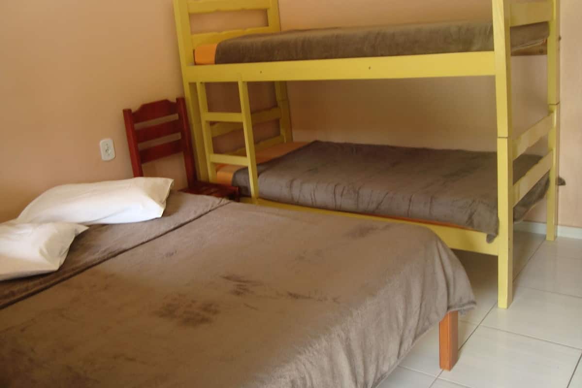 Roupas de cama premium, frigobar, Wi-Fi de cortesia