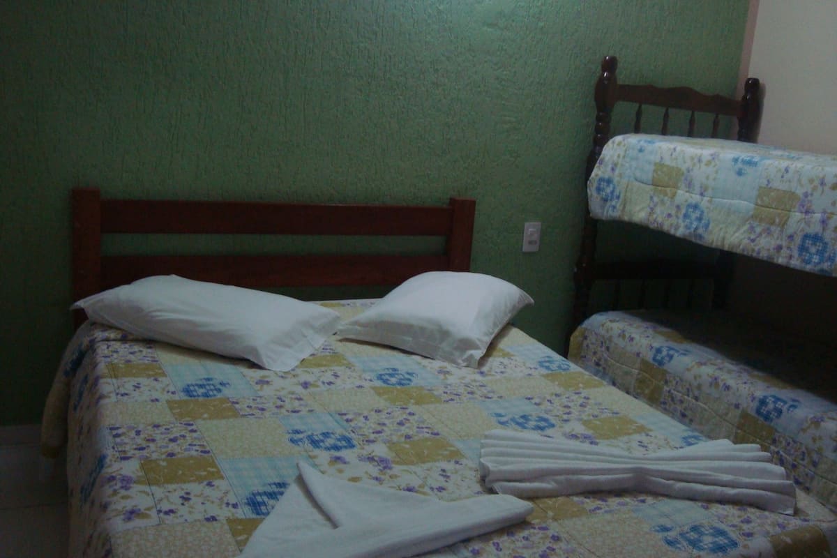 Quarto quádruplo econômico | Roupas de cama premium, frigobar, Wi-Fi de cortesia
