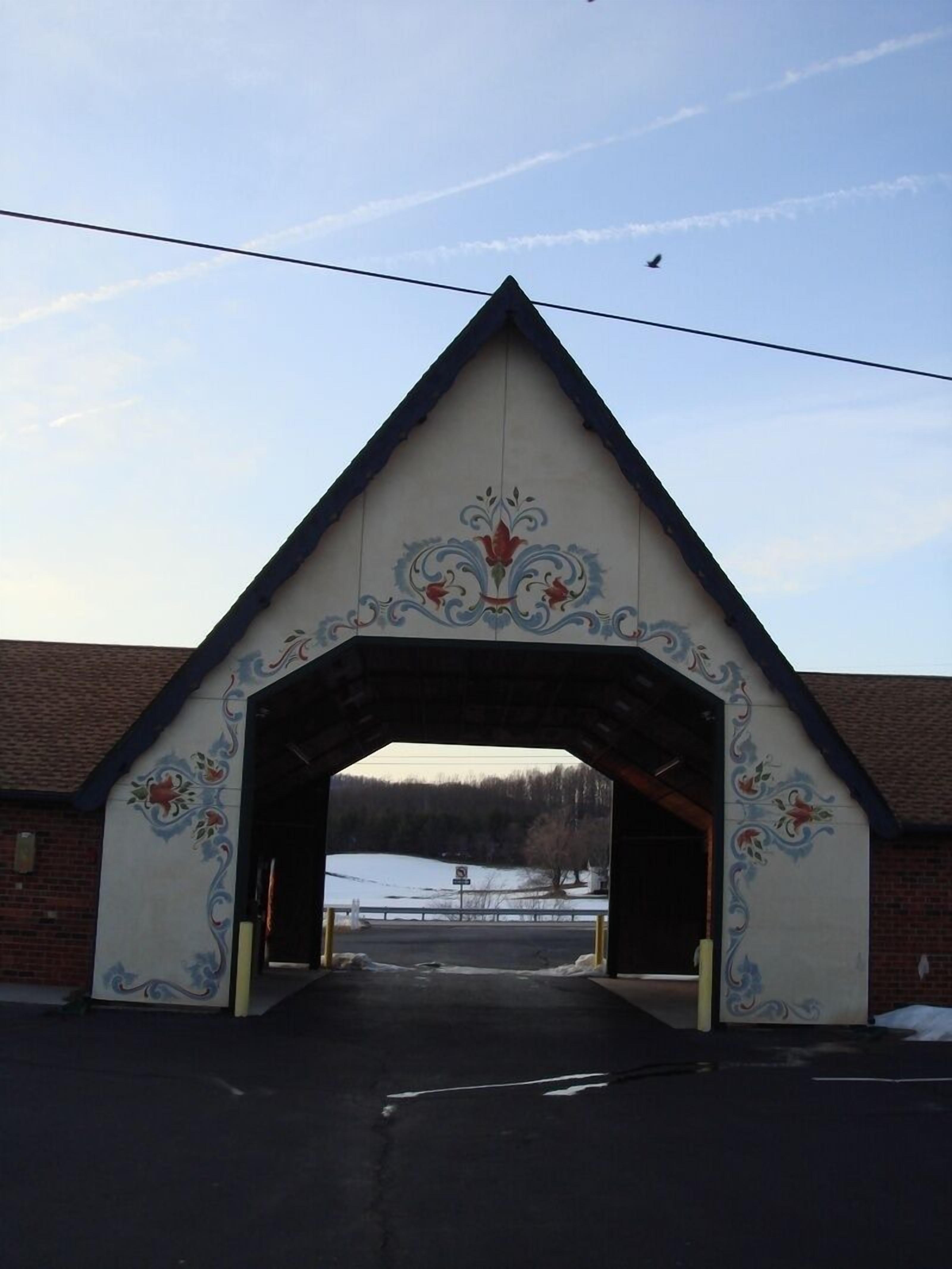 Um edifício com entrada triangular e padrões decorativos nas paredes.