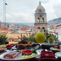 Café da manhã com buffet grátis todos os dias
