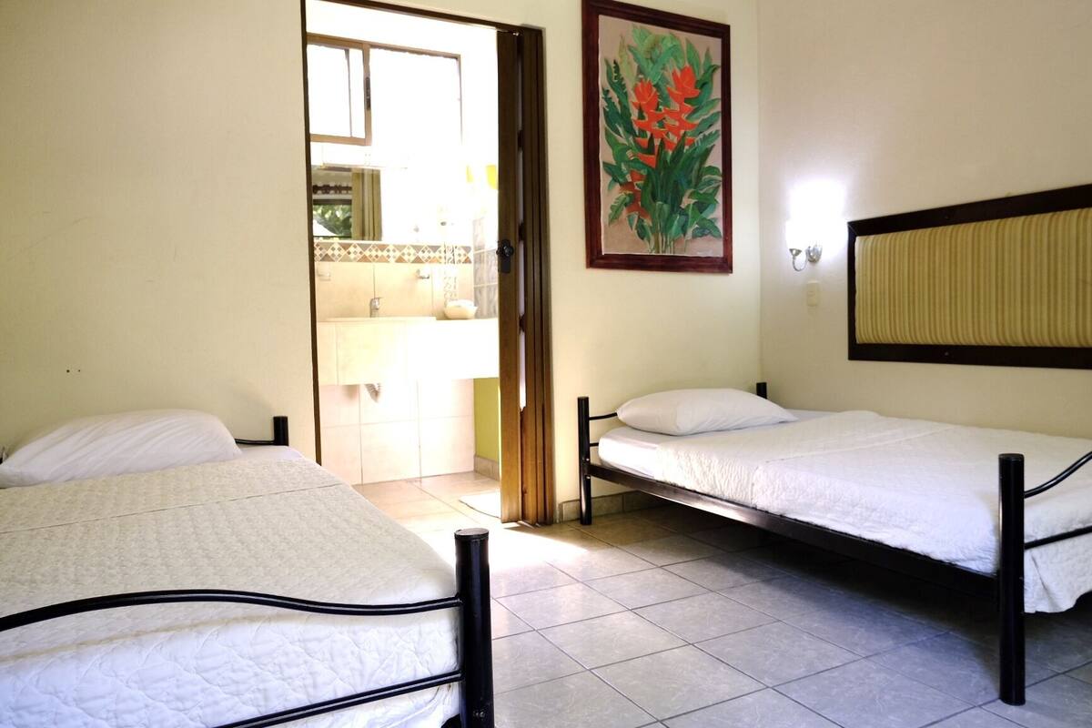 Quarto Individual Deluxe, vista para a piscina | Wi-fi grátis 