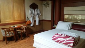 Quarto casal standard | Wi-Fi de cortesia, roupa de cama