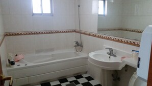 Quarto casal standard | Banheiro | Chuveiro/banheira combinados, secador de cabelo (mediante solicitação)