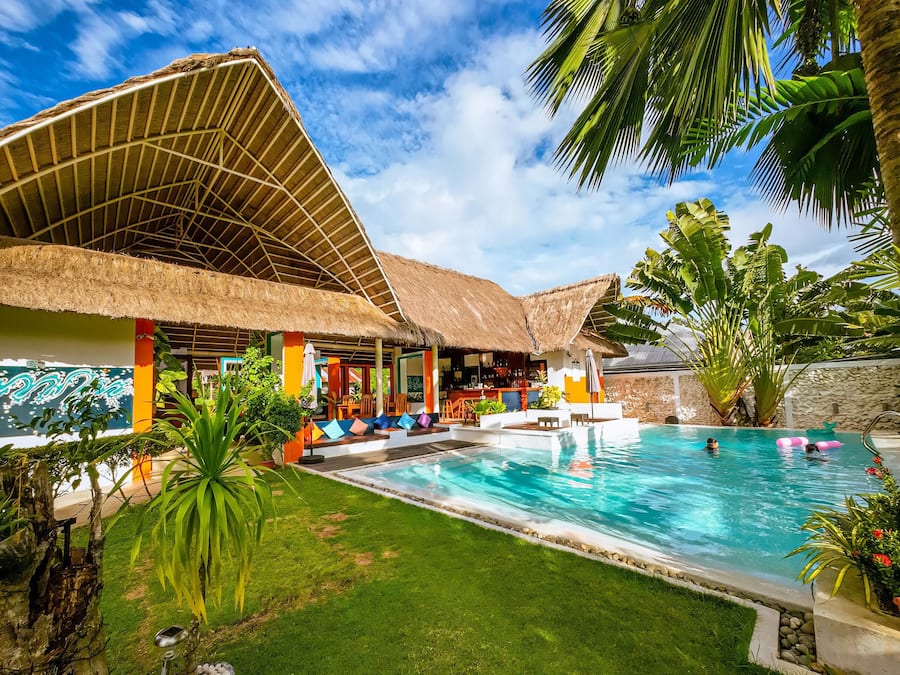 Piscina exterior, guarda-sóis, espreguiçadeiras