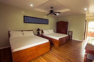 Quarto Deluxe, 2 camas queen-size, vista parcial para o oceano | Cofre no quarto, secretária, quartos insonorizados 