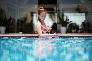 Piscina externa, guarda-sóis, espreguiçadeiras