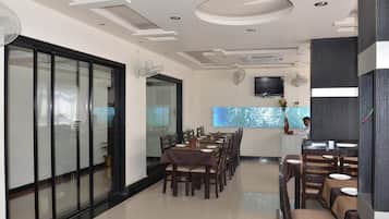 Café da manhã, almoço e jantar; culinária indiana