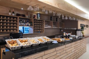 Café da manhã completo grátis todos os dias