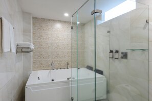 Quarto Premium, 1 cama king-size | Casa de banho | Artigos de higiene pessoal grátis 