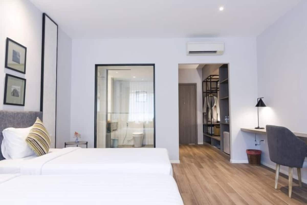 Minibar, cofre no quarto, secretária 