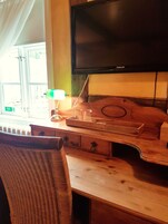 Quarto Duplo ou Twin Standard | Secretária, cortinas/cortinados opacos 