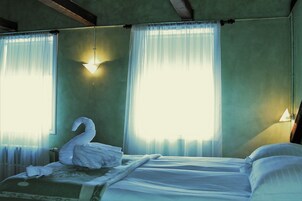 Quarto Duplo ou Twin Standard | Secretária, cortinas/cortinados opacos 