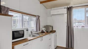 Cabana econômica (Economy Cabin - Sleeps 4 ) | Cozinha privada | Geladeira, micro-ondas, cafeteira/chaleira, chaleira elétrica