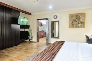 Apartamento superluxo, 1 quarto | Roupas de cama premium, cofres nos quartos, escrivaninha