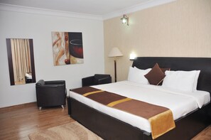 Roupa de alta qualidade, cofre no quarto, secretária 