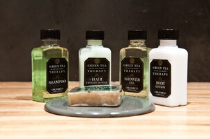 Quatro produtos Green Tea Therapy: shampoo, condicionador de cabelo, gel de banho e loção corporal.