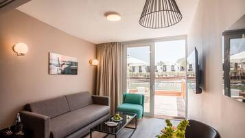 Suite Júnior, vista para a lagoa, junto ao jardim | Sala | Televisor LCD