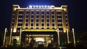 Fachada do alojamento (tarde/noite)