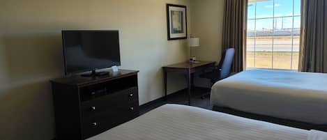 Quarto, 2 camas Queen, para não fumantes | Roupas de cama premium, edredons de pluma, camas com colchões pillow-top