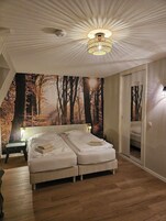 Quarto família | Frigobar, escrivaninha, cortinas blackout, Wi-Fi de cortesia