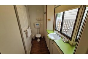 Cabana de Madeira Económica (Sleeps 2) | Casa de banho | Um polibã, artigos de higiene pessoal grátis 