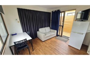 Cabana de Madeira Económica (Sleeps 2) | Com decoração personalizada, com mobília individualizada 