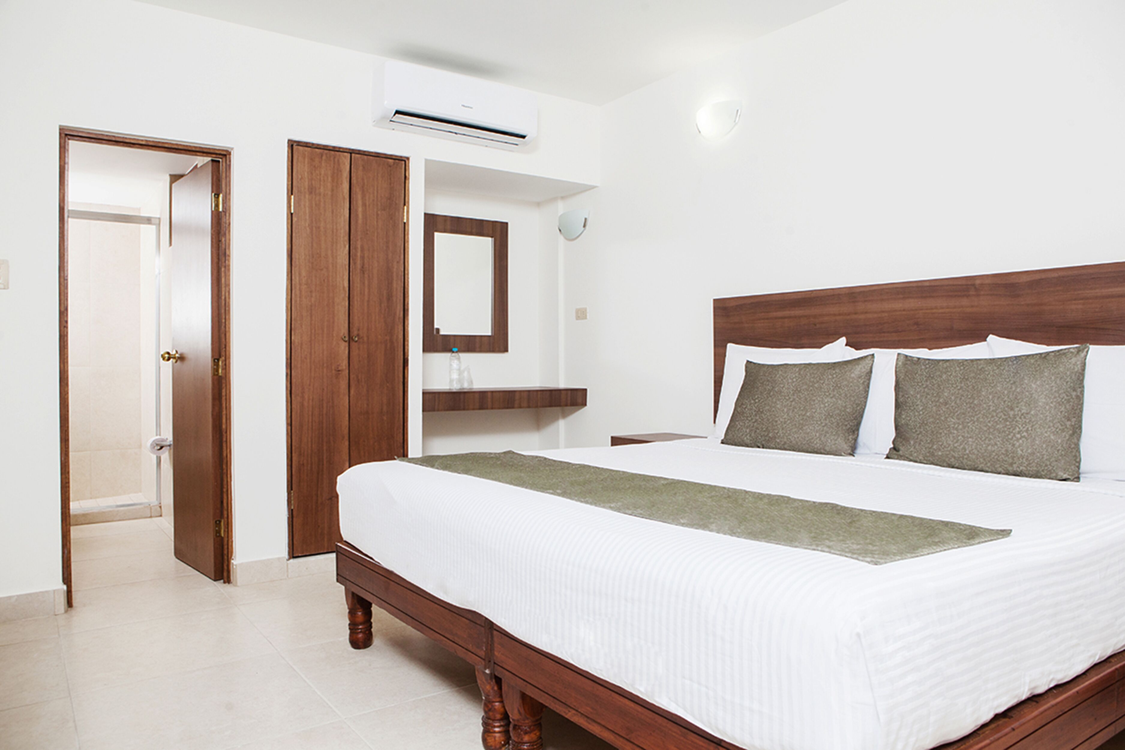 Quarto Individual Básico, 1 cama king-size | Secretária, secretária adequada para computadores portáteis 