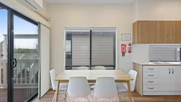 Cabana luxo, 2 quartos (Waterfront) | Opções para refeição no quarto