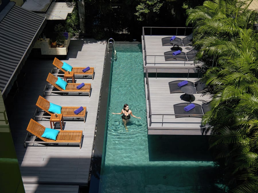 Piscina exterior, espreguiçadeiras