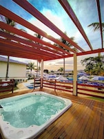 Piscina interior, piscina exterior, espreguiçadeiras 