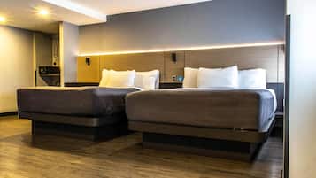 Quarto, 2 camas queen-size, não fumadores | Cofre no quarto, secretária, ferro/tábua de engomar, Wi-fi grátis