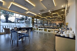 Pequenos-almoços, almoços, jantares servidos, cozinha internacional 