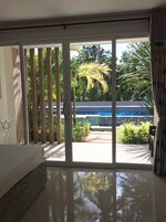Deluxe Pool View Double | Cofres nos quartos, escrivaninha, cortinas blackout