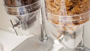 Pequeno-almoço tipo buffet diário (12.5 EUR por pessoa)