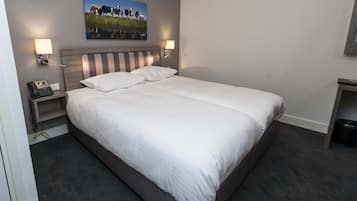 Quarto Triplo | Cofre no quarto, secretária, cortinas/cortinados opacos