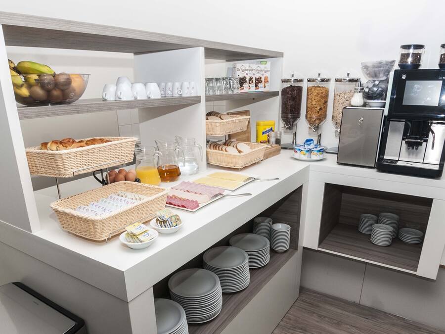 Pequeno-almoço tipo buffet diário (15 EUR por pessoa)