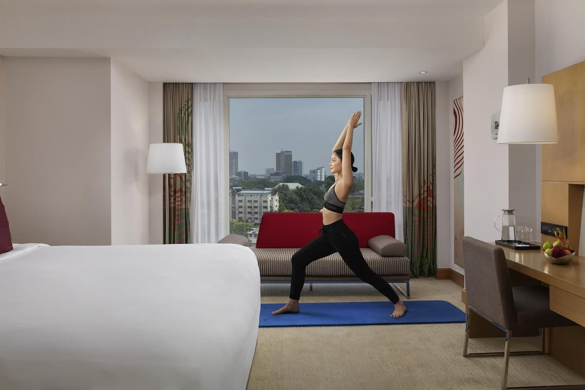 Deluxe Room with Large King Bed & Sofa | 1 quarto, minibar, cofre no quarto, secretária