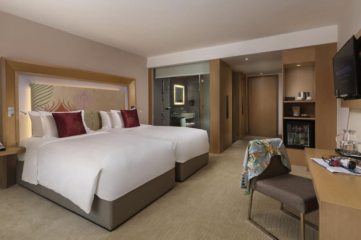 Deluxe Room with Large Twin Beds & Sofa | 1 quarto, minibar, cofre no quarto, secretária
