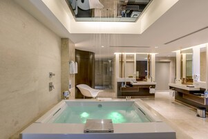 Suite Presidencial | Casa de banho | Uma combinação polibã/banheira, um chuveiro fixo
