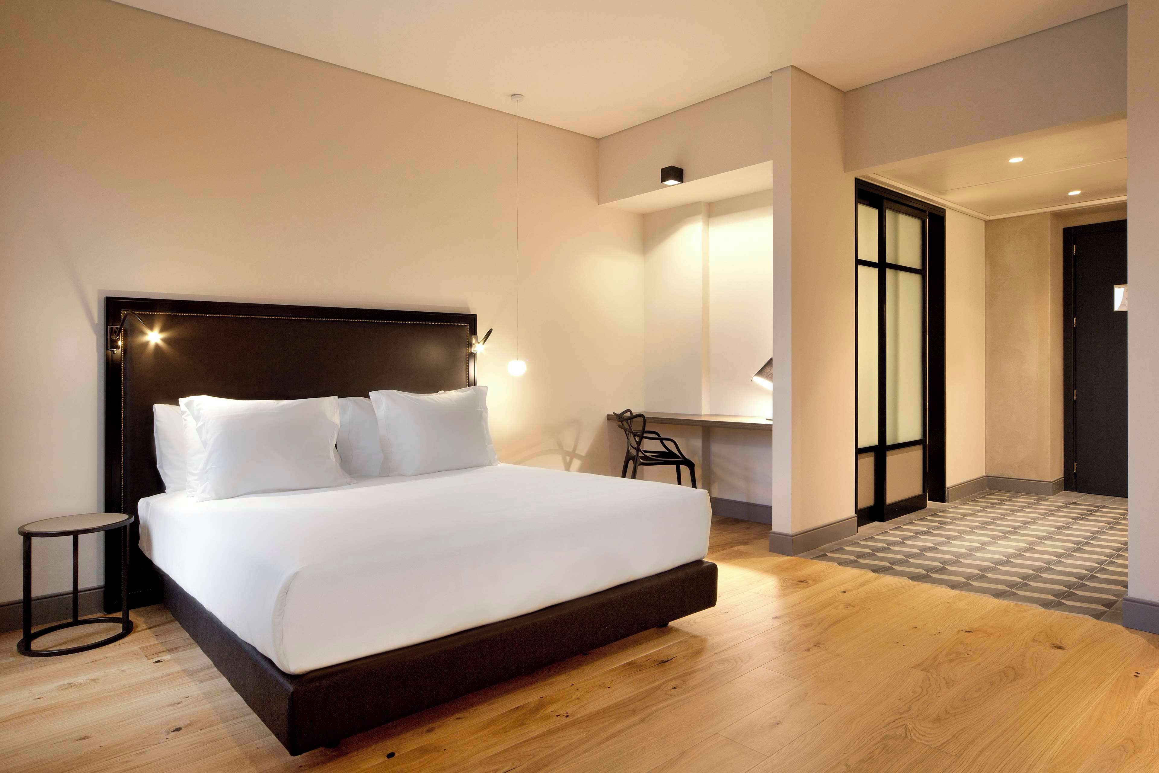 Edredões de penas, cofre no quarto, secretária, quartos insonorizados 