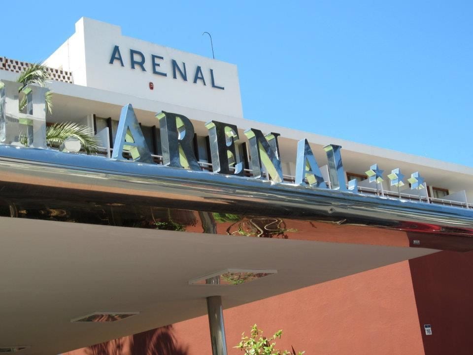 Hotel 'ARENAL' com uma placa de destaque.