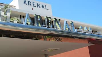 Hotel 'ARENAL' com uma placa de destaque.