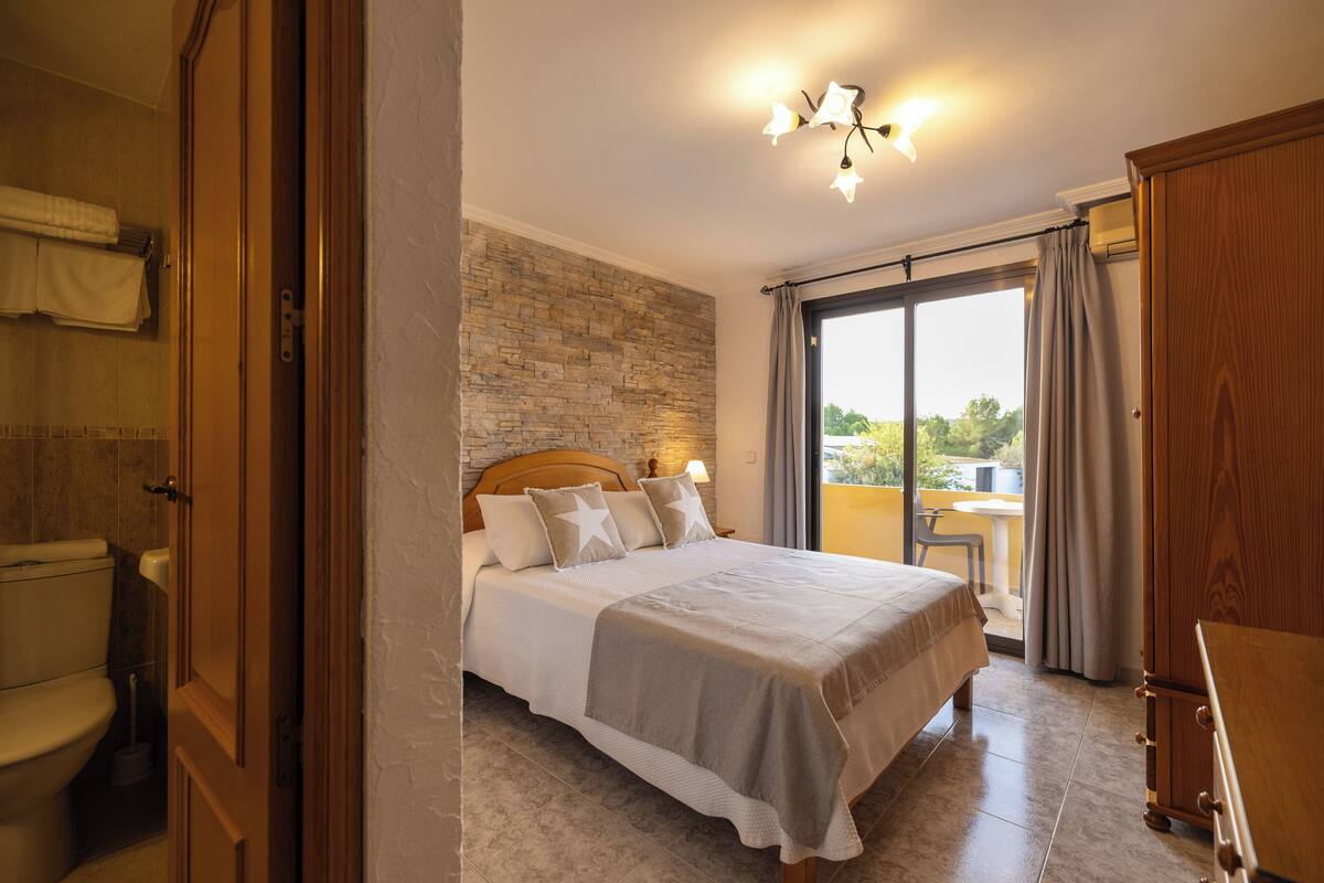 Quarto Duplo Standard, varanda, vista para o jardim | Wi-fi grátis, roupa de cama fornecida 