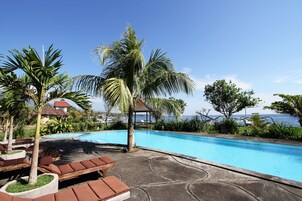 Terraço com espreguiçadeiras