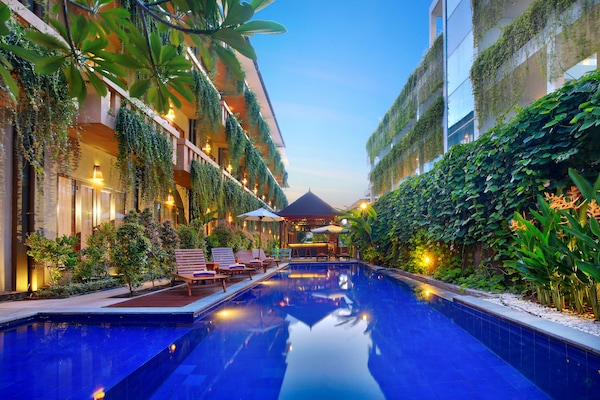 Piscina externa, guarda-sóis, espreguiçadeiras