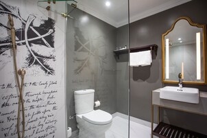 Quarto Standard | Casa de banho | Uma banheira, artigos de higiene pessoal grátis, um secador de cabelo