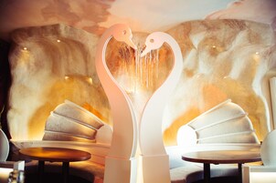 Serviço de almoço e jantar; culinária alemã, restaurante ao ar livre 